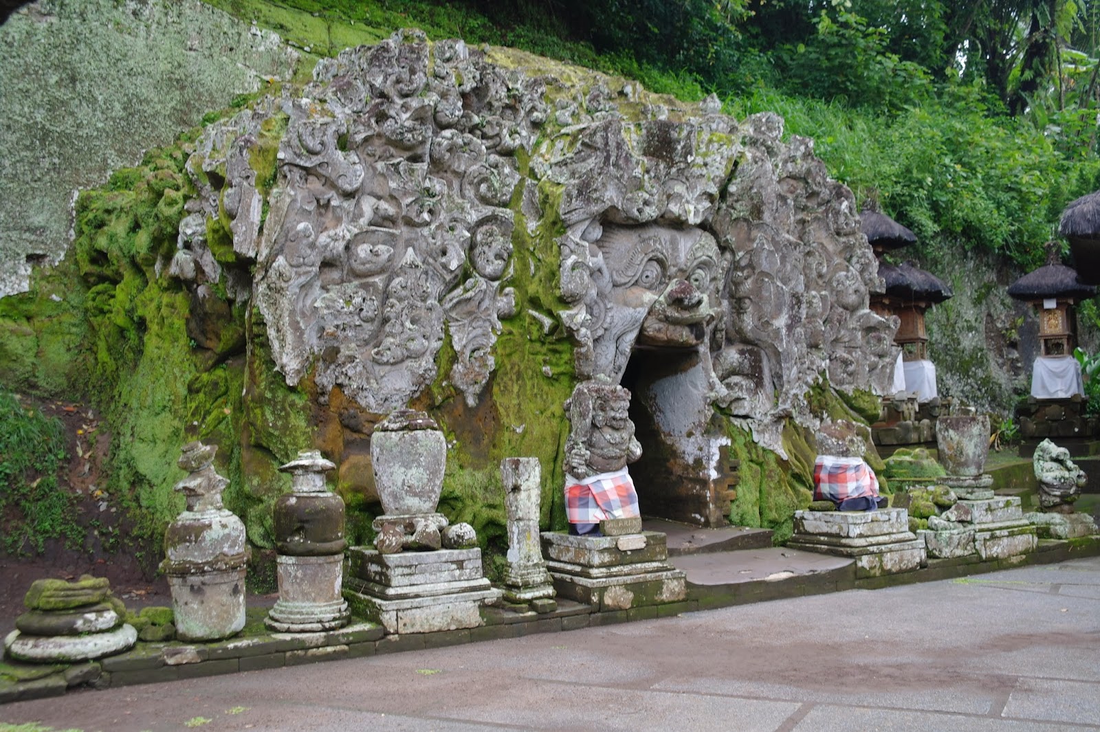 Jeff Low: Elephant Cave, Bali 巴厘岛象洞 ： 四周都是一片绿 It's Green Everywhere