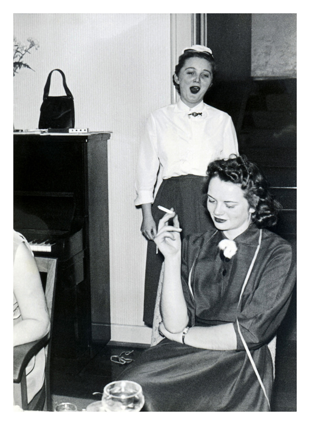 How to Hold a Cigarette in Style – 47 Vintage Snapshots Show Smoking ...