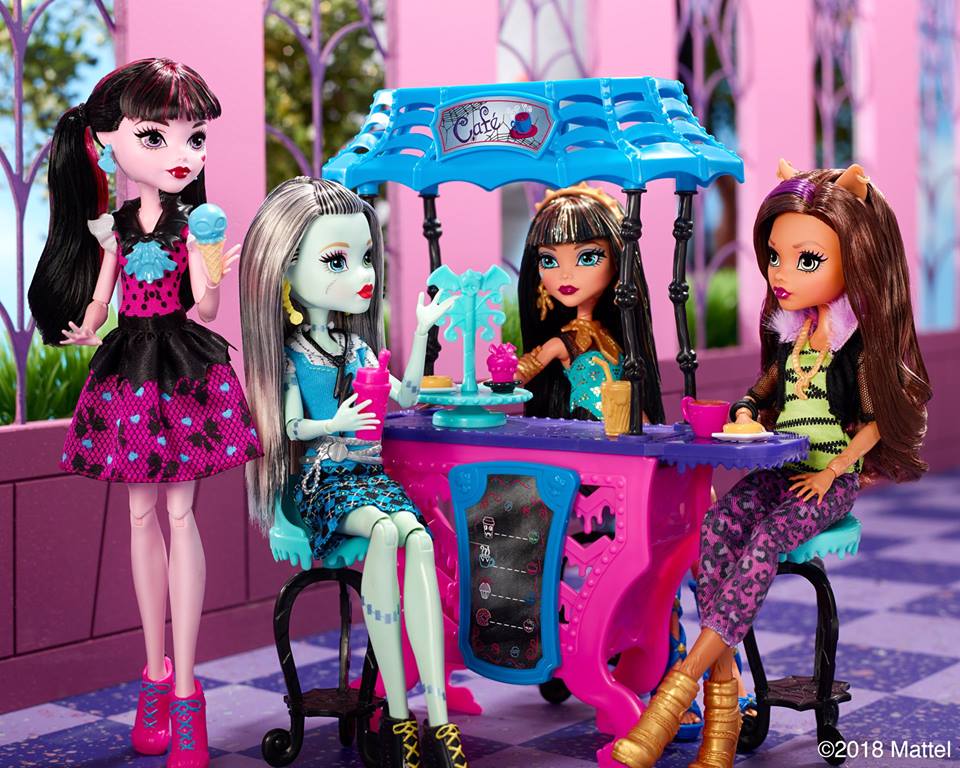 Monster High-Pretty : Captura de las Monster High en el Fright Roast Coffee