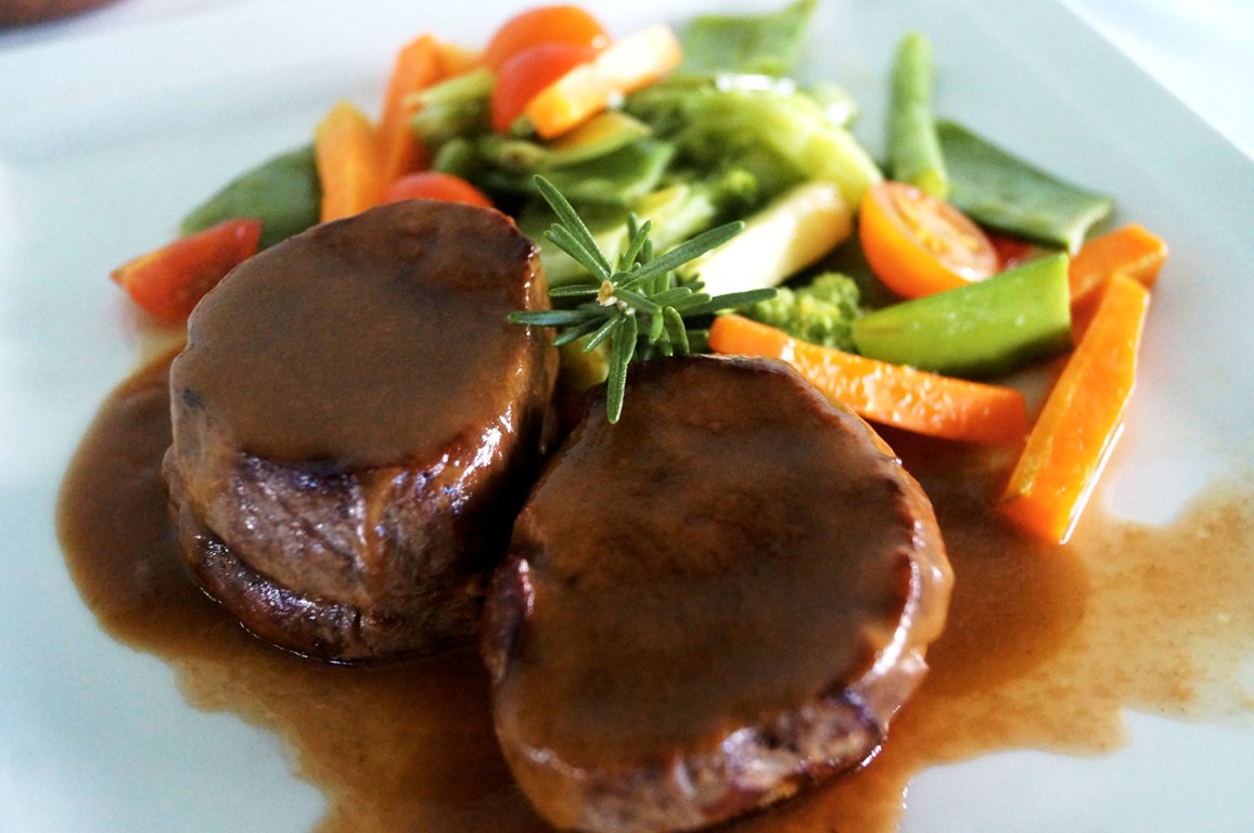 Bife da alcatra com vinho da madeira - Somos Madeira