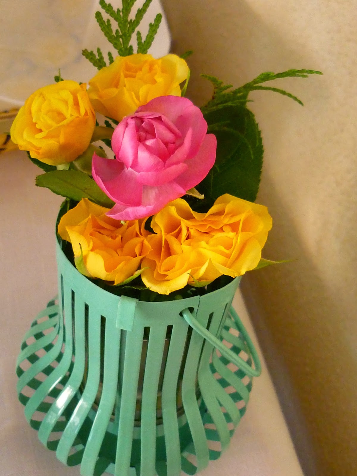 La Chef A: Mesa primaveral con flores y botellas de cristal