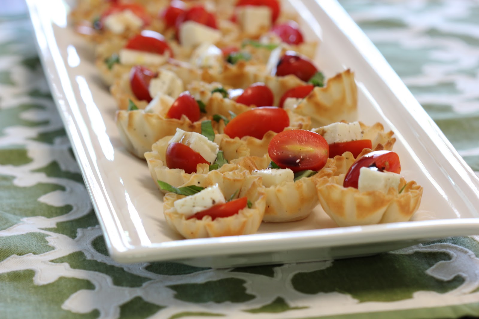 carmen's kitch: Caprese Phyllo Cups