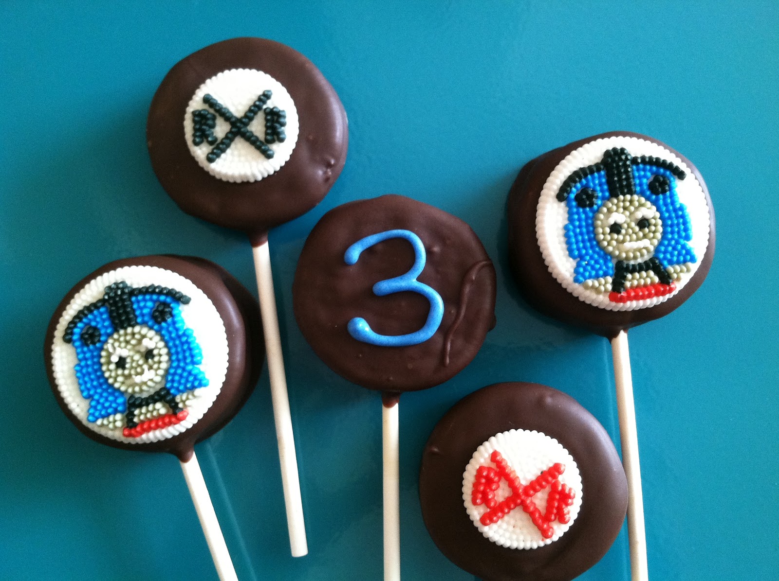 Julie Bakes: Thomas the tank engine chocolate covered Oreo pops