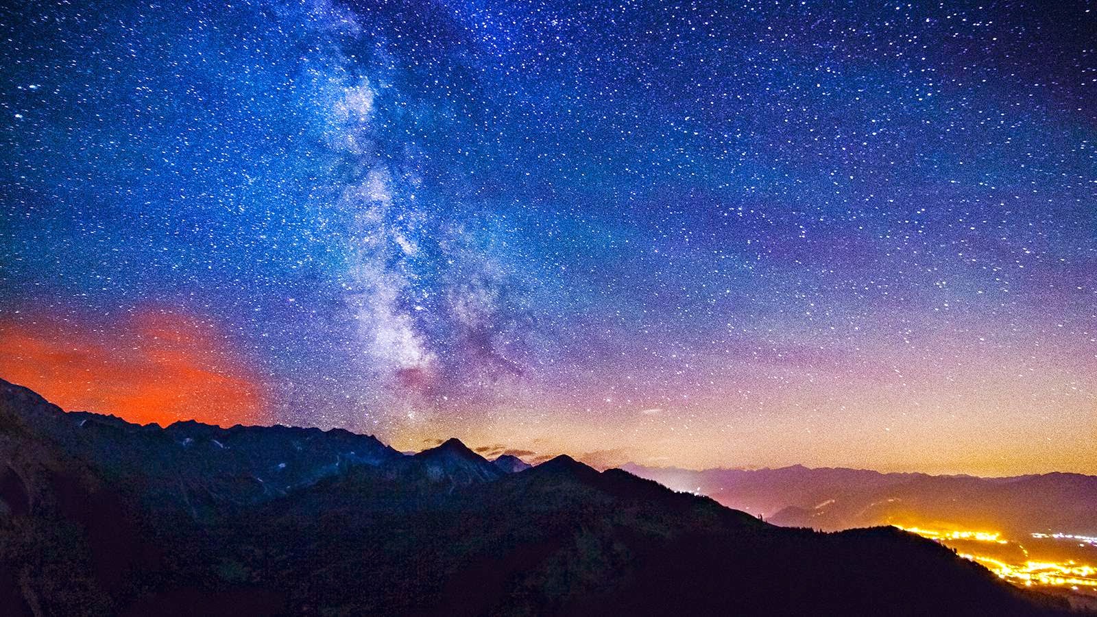 Wallpapers : ochii spre cer ( si un pic mai sus ) - Inedit