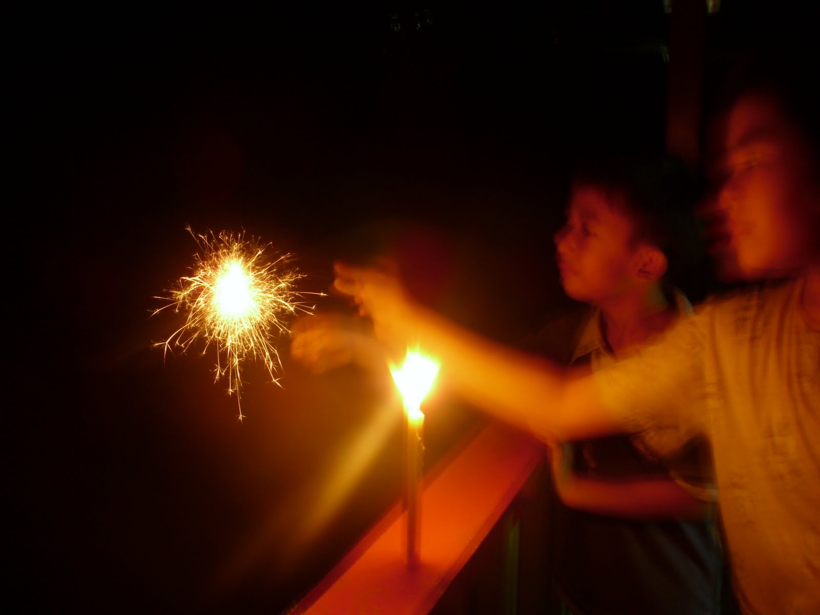 PERMATA ZULTIE: ANAK-ANAK DENGAN BUNGA API