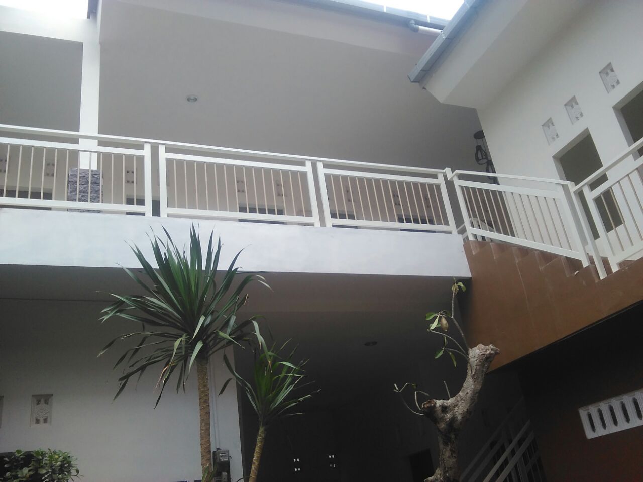 Kaca Patri Cahaya Pelangi: Void dan Railing Tangga Minimalis