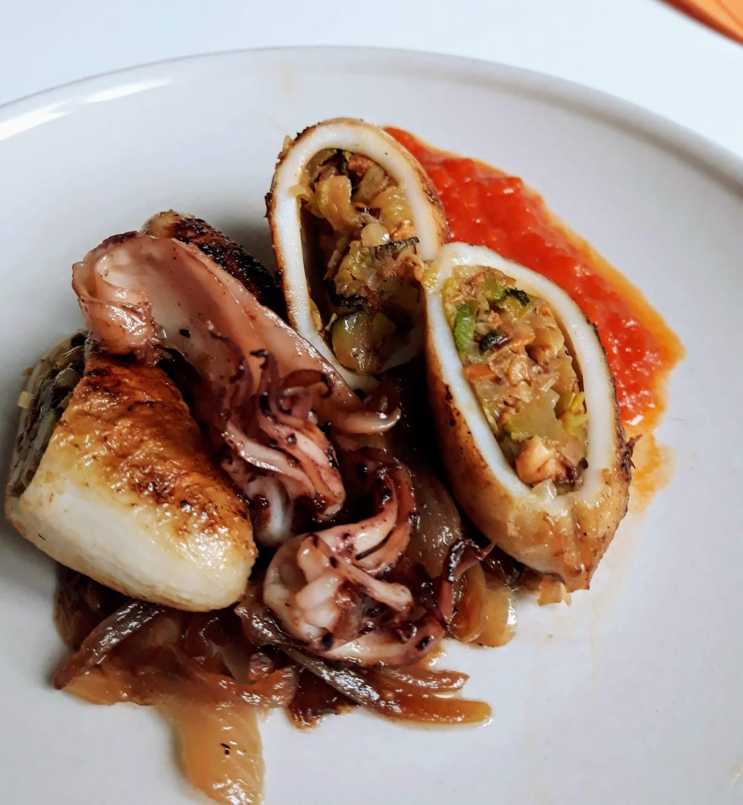 CALAMARS FARCIT DE ROSSINYOLS AMB CEBA CONFITADA I SALSA LLEUGERA DE ...