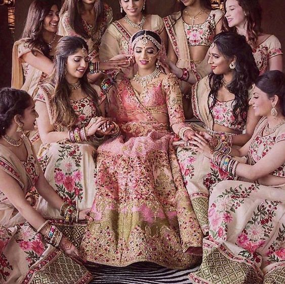 Geleneksel Hint Kıyafeti Sari