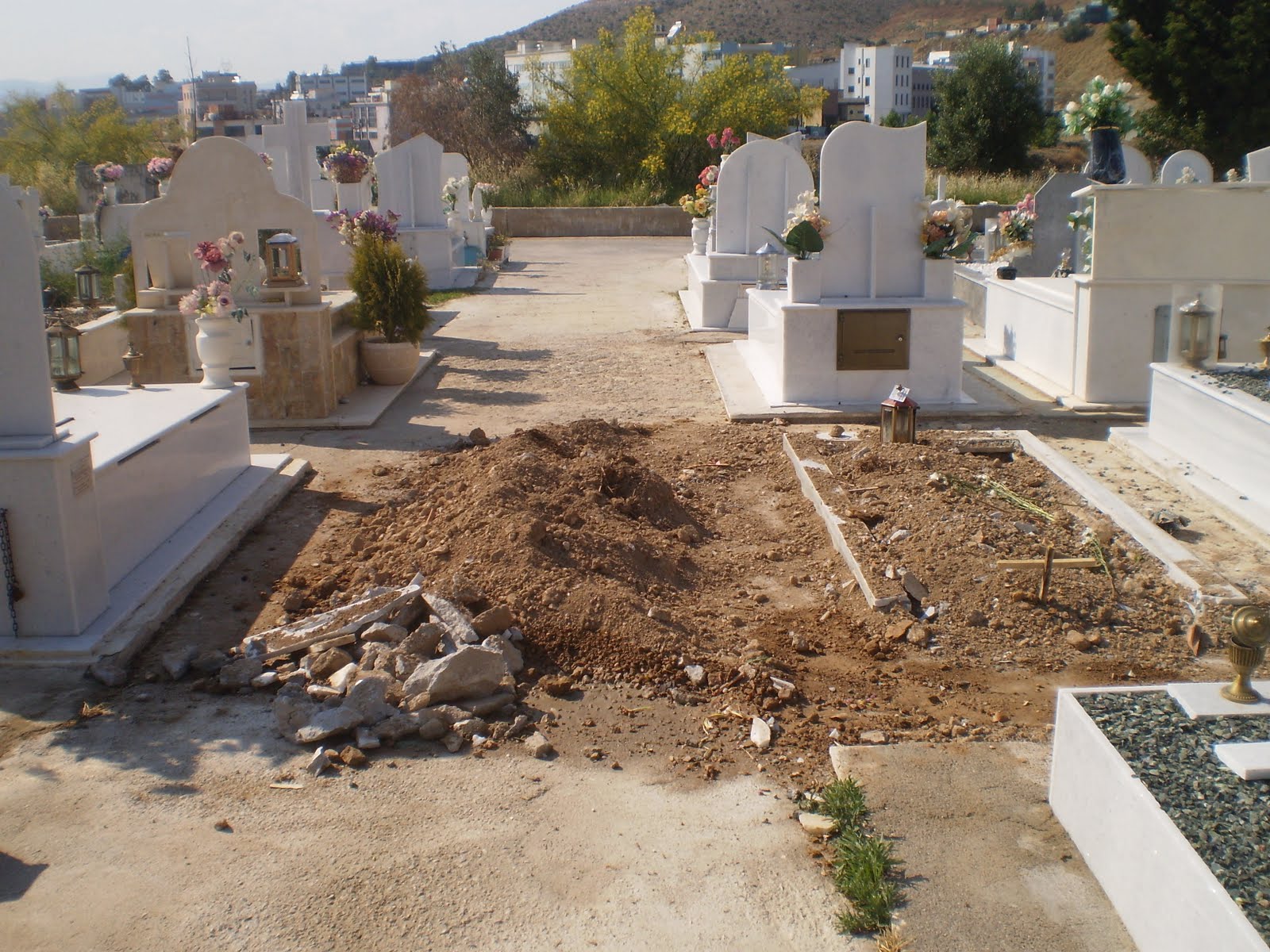 ΚΑΙ ΝΕΚΡΟΥΣ ΑΝΑΣΤΑΙΝΕΙ....: ΚΑΙ ΝΕΚΡΟΥΣ ΑΝΑΣΤΑΙΝΕΙ... ΤΟ ΝΕΚΡΟΤΑΦΕΙΟ ...