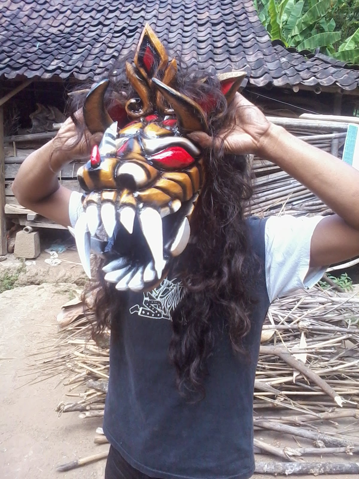 Topeng Buto, Hiasan Dinding, Ukir kayu