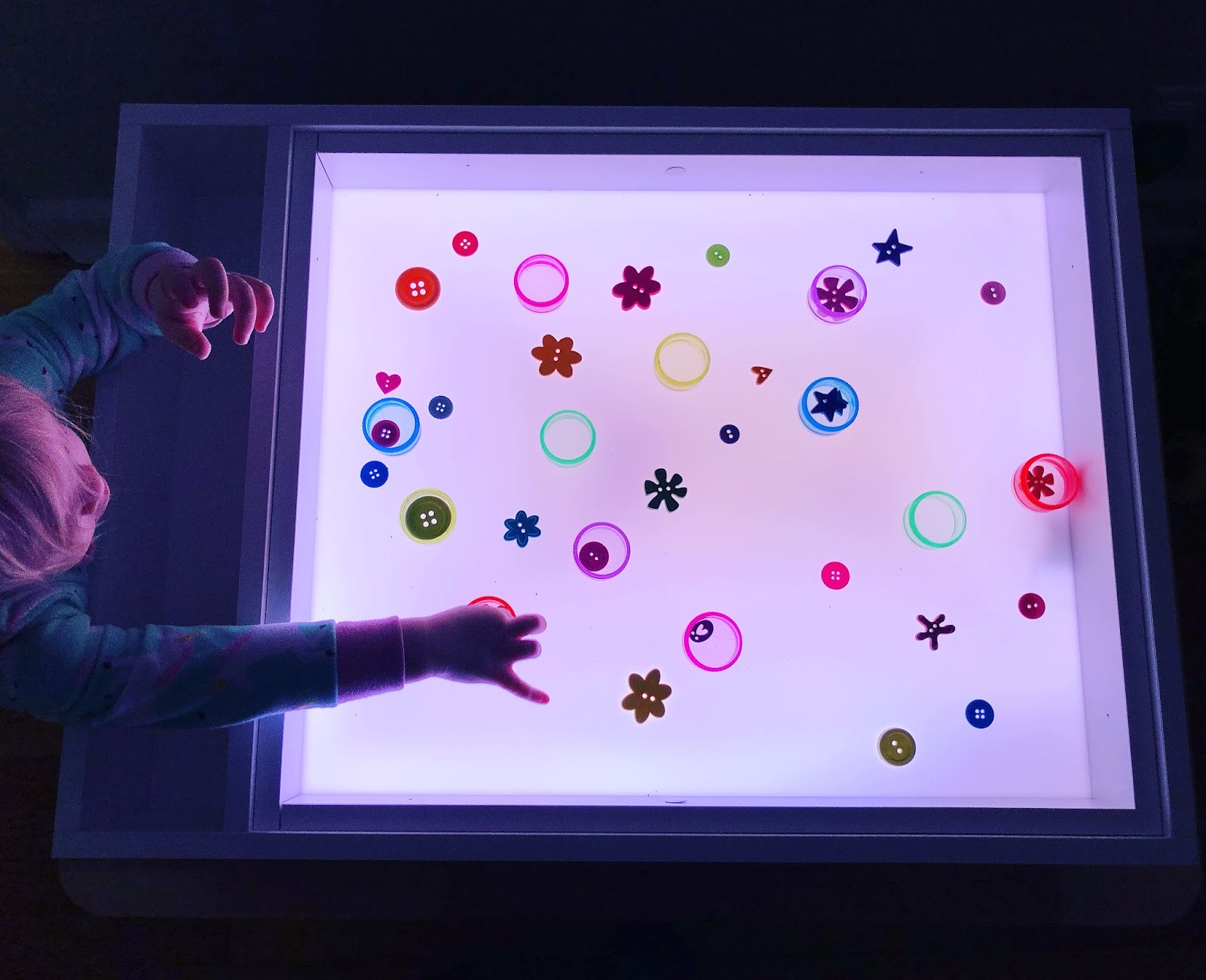 Find the Little Mind: Lights, camera... PLAY! 5 Simple Light Box ...