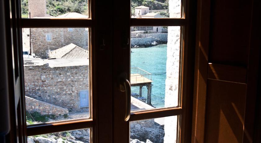 ΟΙ ΜΑΝΙΑΤΕΣ ΕΙΝΑΙ ΠΑΝΤΟΥ : ΛΙΜΕΝΙ, ΠΑΛΑΤΙ ΜΑΥΡΟΜΙΧΑΛΗ