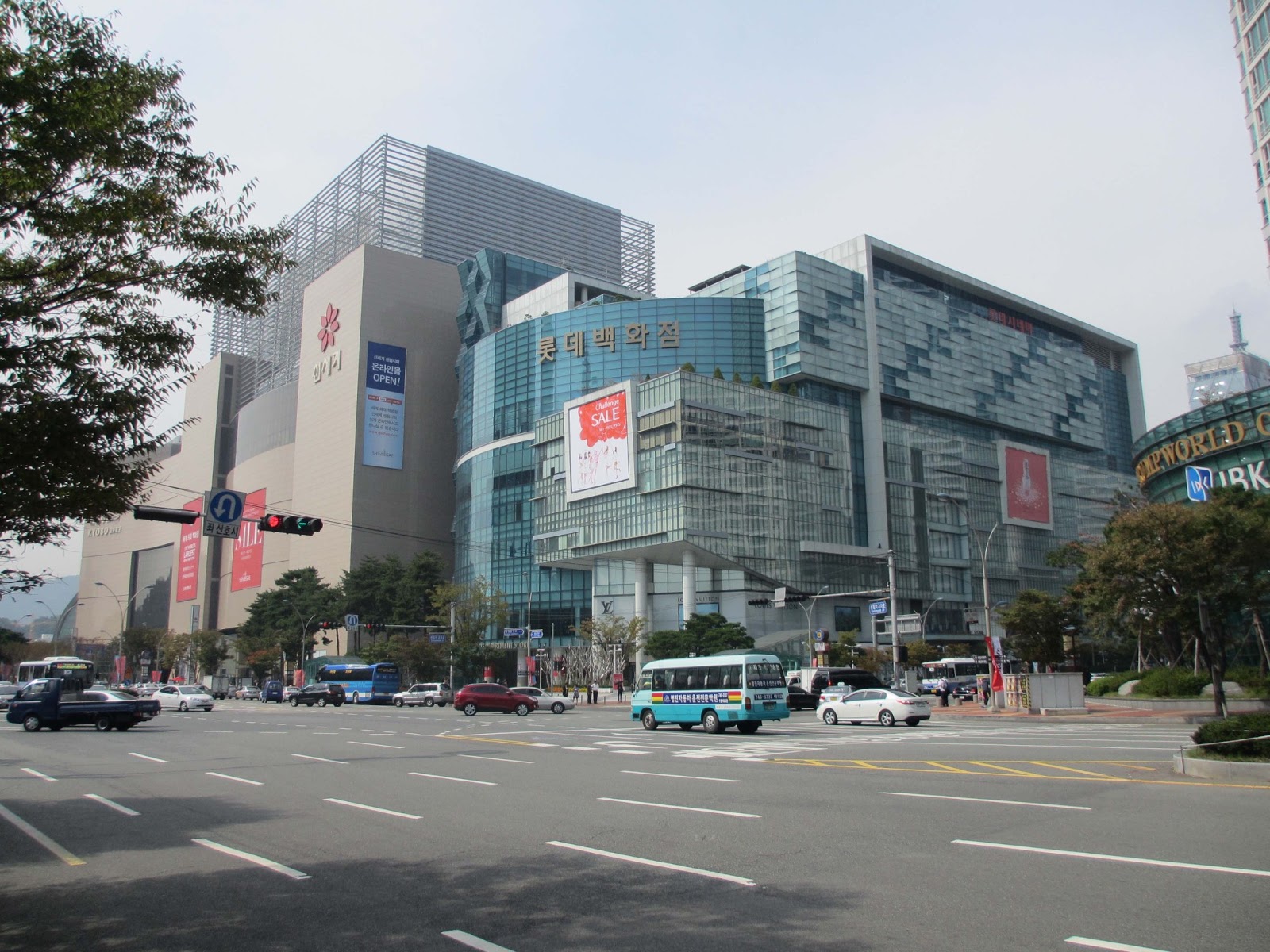 Red Bread Tie: Busan- The World's Largest Department Store 부산-세계에서 가장 큰 백화점
