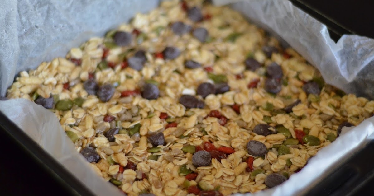 Forever Nutrition: Chocolate chip muesli bars with seeds and goji berries