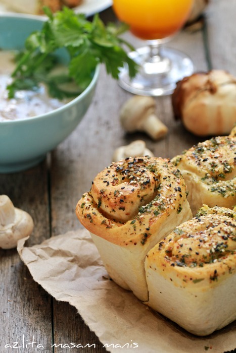 GARLIC ROLL - masam manis