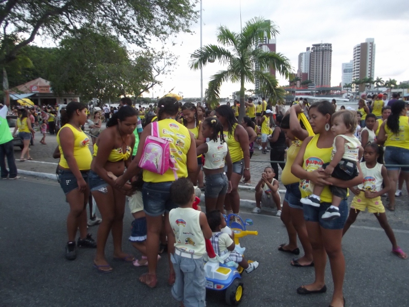 Ciências e Educação. : O Piu Piu Amarelinho puxou milhares de foliões