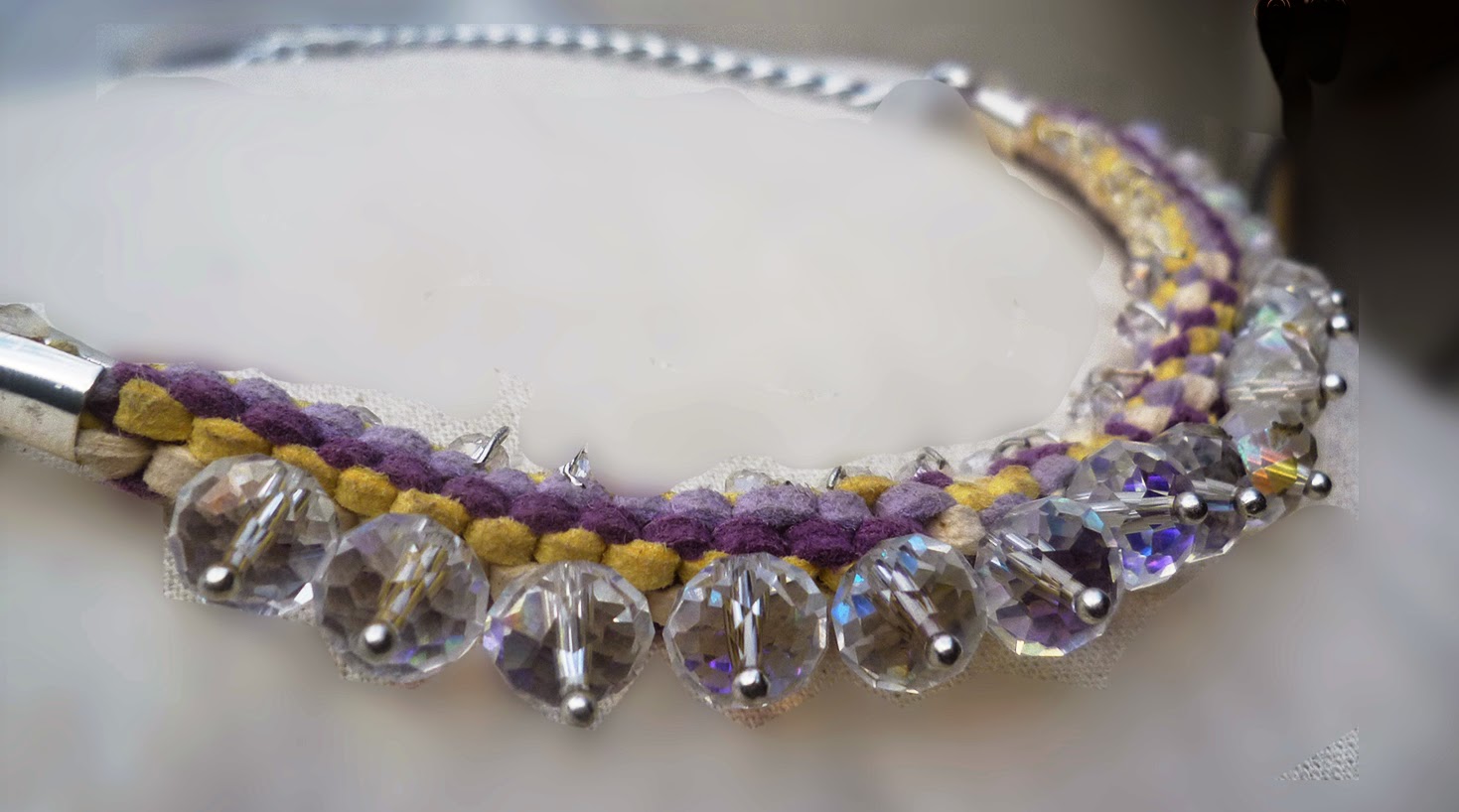 Collar tejido con cristales - Bisutería y Accesorios Anexy