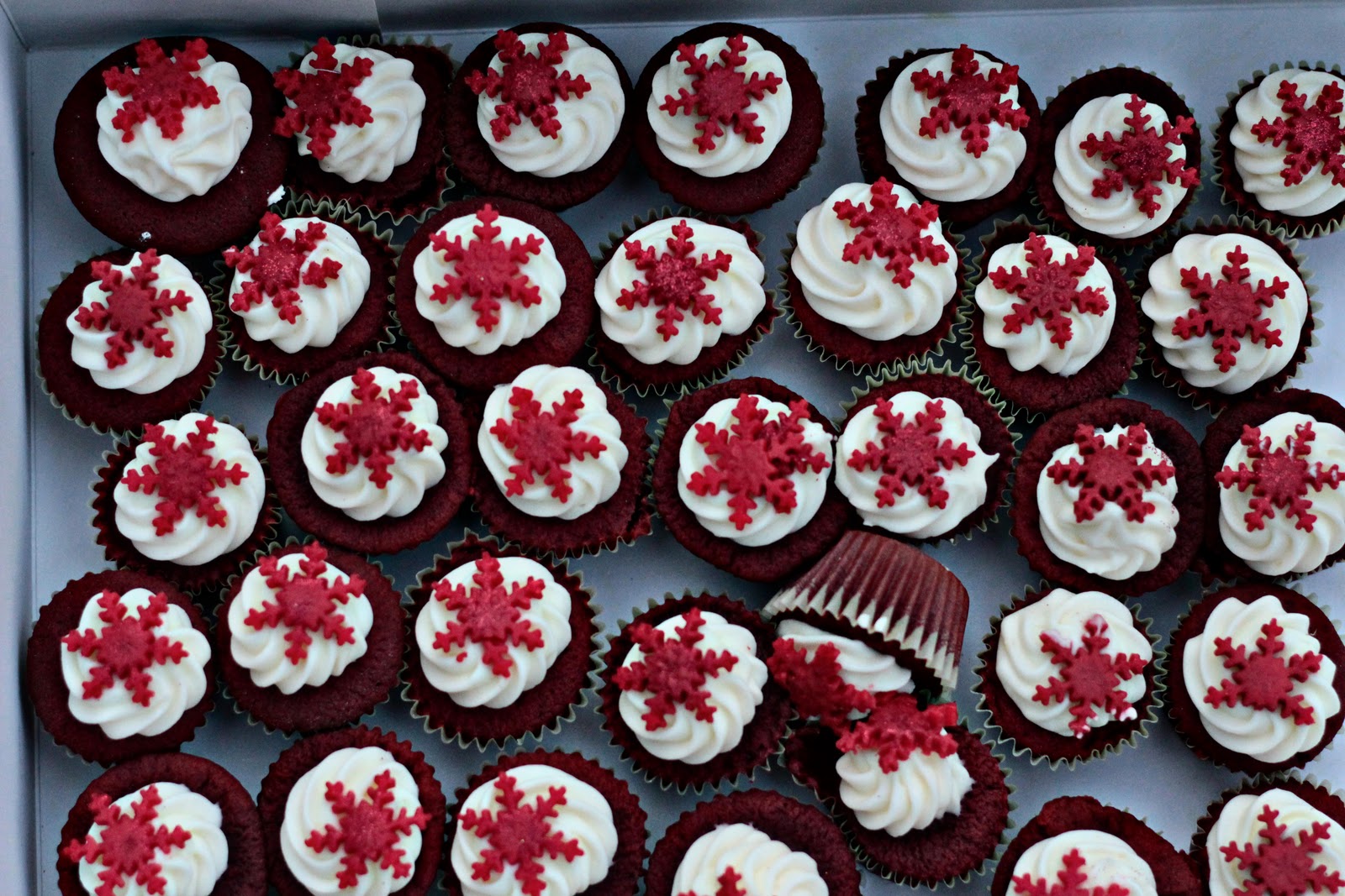 eat pray bake: Day 12 - Mixtape Monday & Snowflake Mini Cupcakes