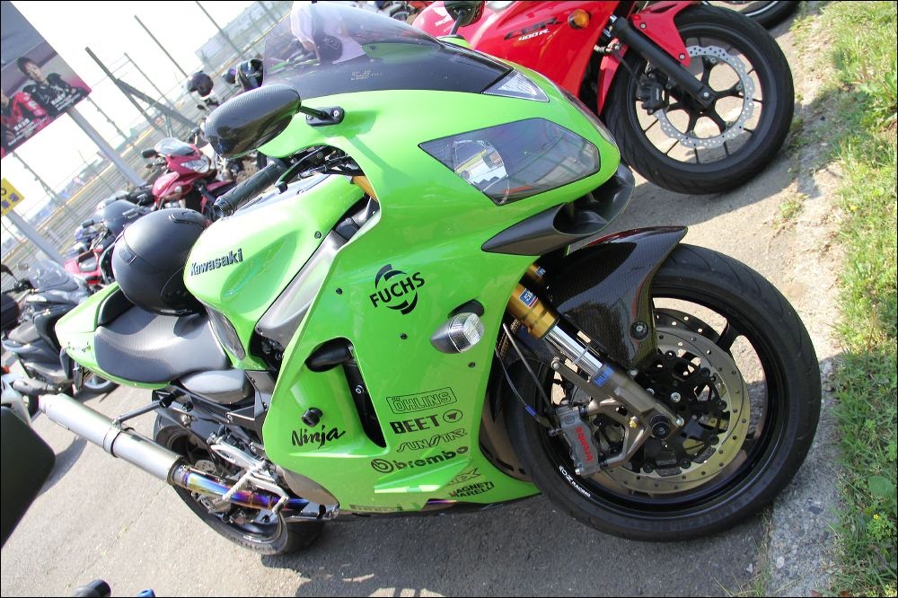 ROAD RIDER: Kawasaki Ninja ZX-12R Custom Bike