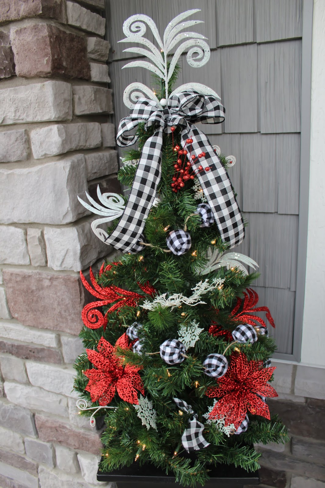 Living on Cloud Nine: CHRISTMAS ON THE OUTSIDE...MERRY & BRIGHT