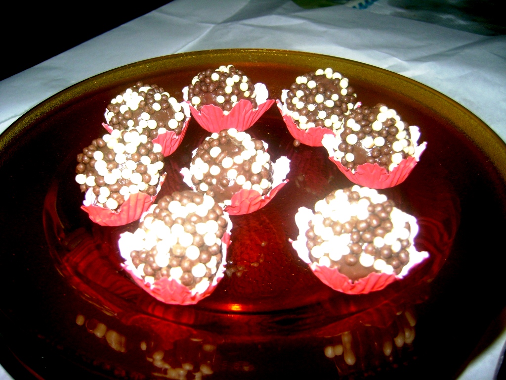 Gil e Thais na Cozinha!: "BRIGADEIROS COLORIDOS"