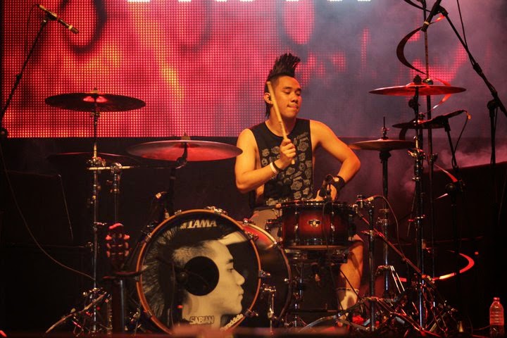 ikmal tobing: ikmal tobing drummer inspirasi ku