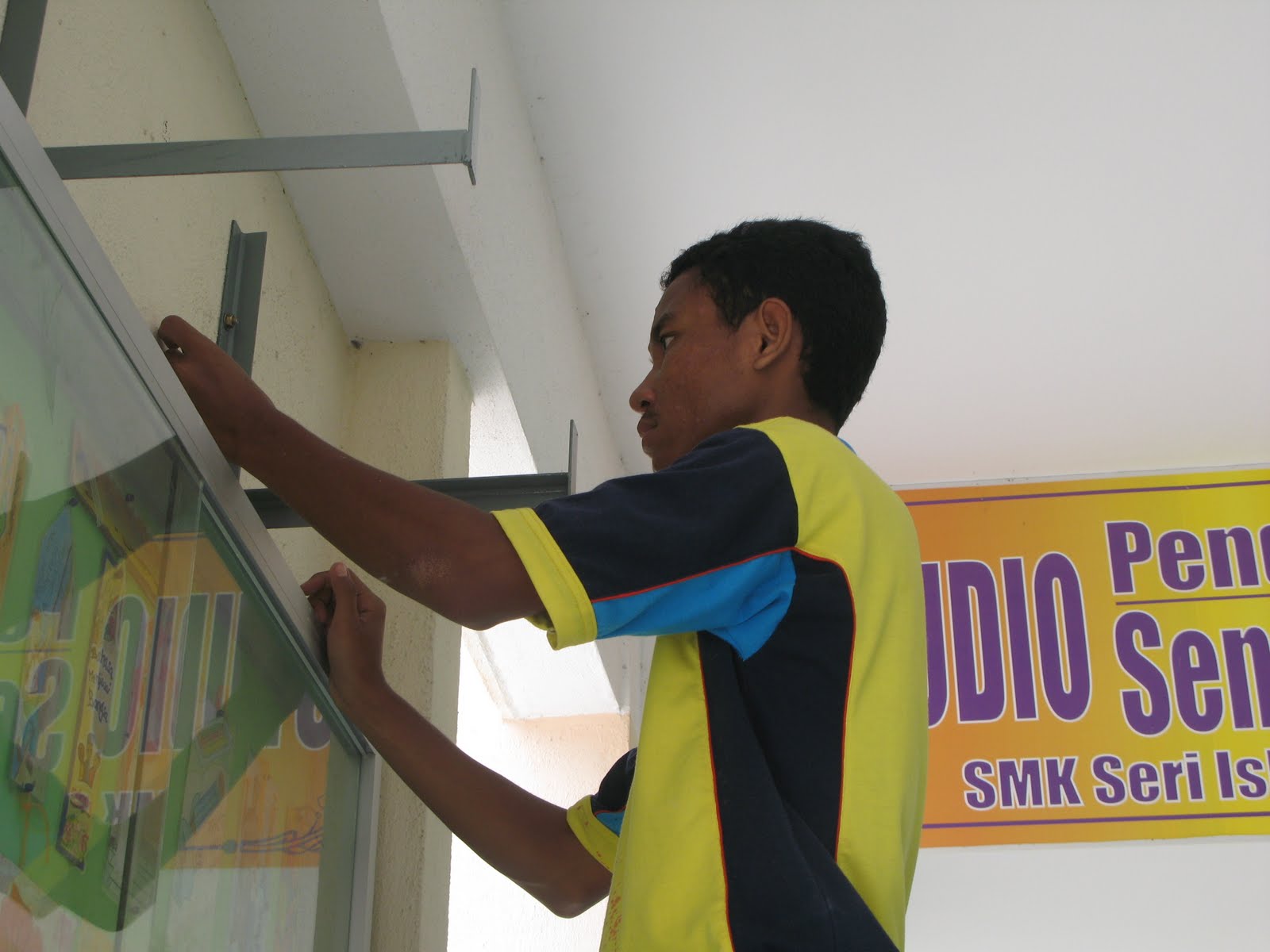 Seni Reka Tanda SMKSI: Pemasangan papan tanda