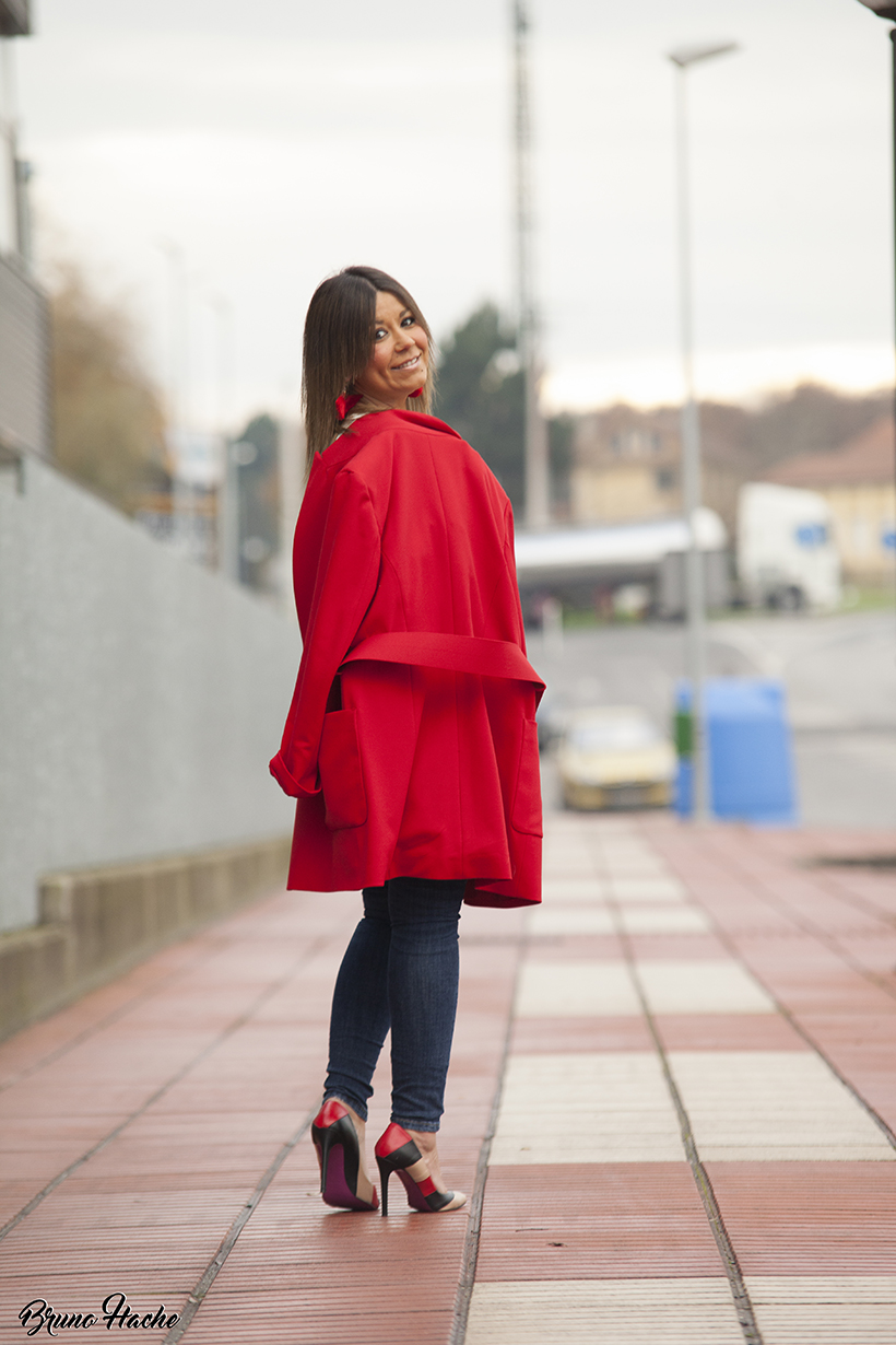 LOOK BÁSICO CON LEVITA ROJA - la huella de mis tacones