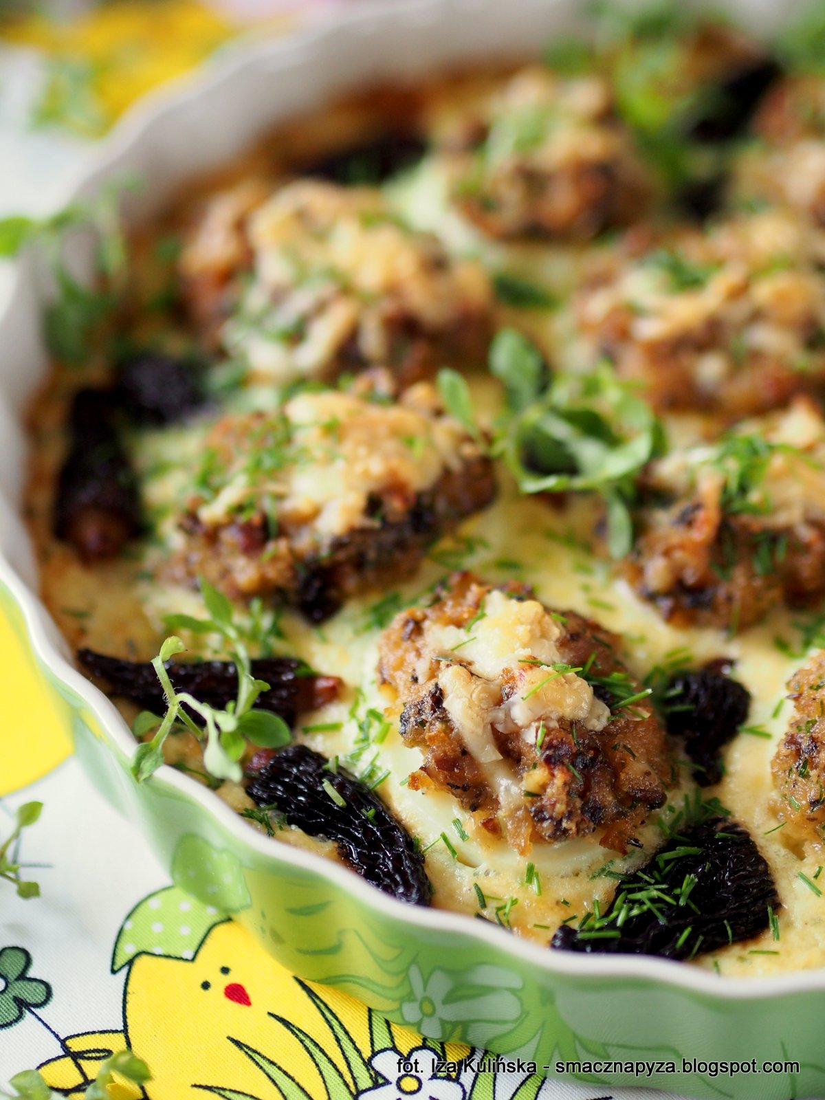 Jajka zapiekane ze smardzami w sosie śmietanowo-serowym | Smaczna Pyza