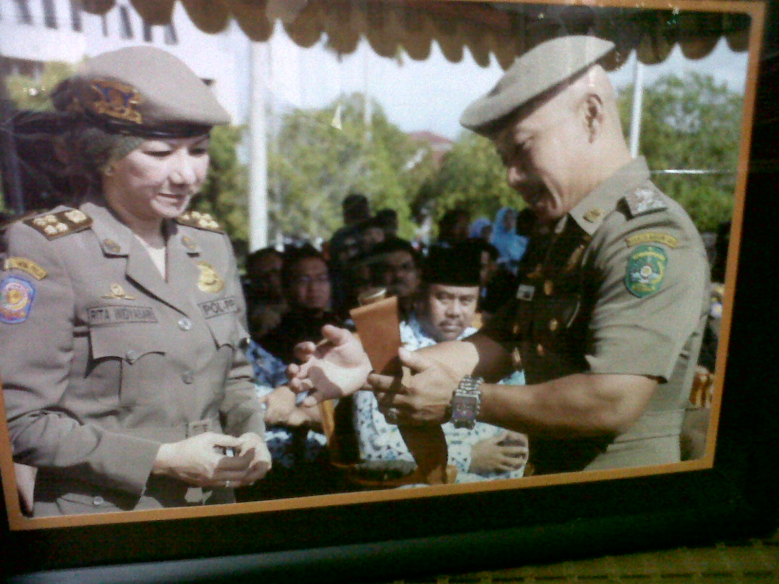 PRAJA WIBAWA KUTAI KARTANEGARA: PENYERAHAN CENDERA MATA KEPADA BUPATI ...