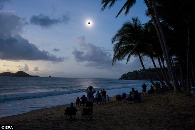 White Wolf : Spectacular Total Solar Eclipse Over Australia (Video-Photos)