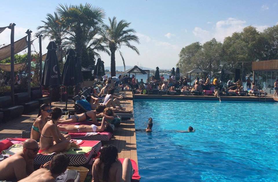 Balux Café: Seaside | The Columnist