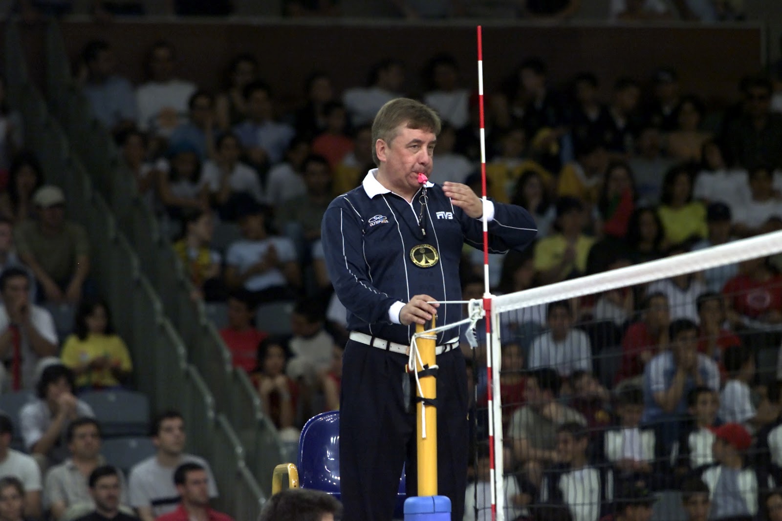 TUGAS DAN WEWENANG WASIT 1 DALAM PERMAINAN BOLA VOLI - volleyball info