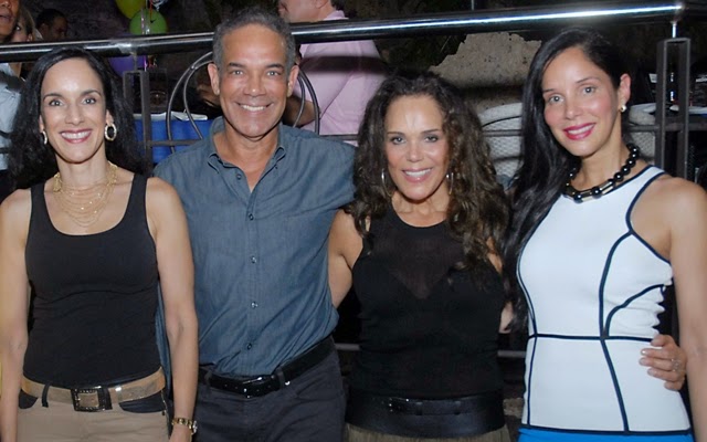 Sociales y Turismo: Ada Rivera Canta sus Composiciones para sus Amigos