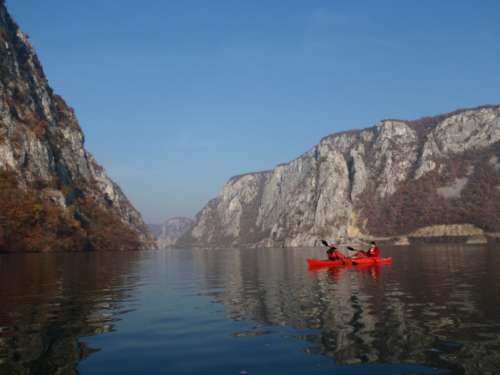 La defilare, în defileu – Romania vazuta din caiac
