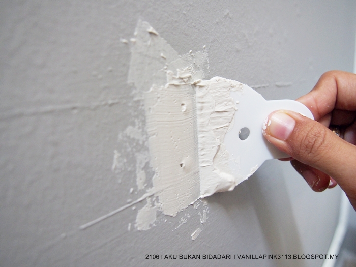 aku bukan bidadari: DIY :: tampal lubang kesan paku di dinding batu