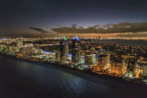 About Photography: Night flight over Miami with the Leica Academie