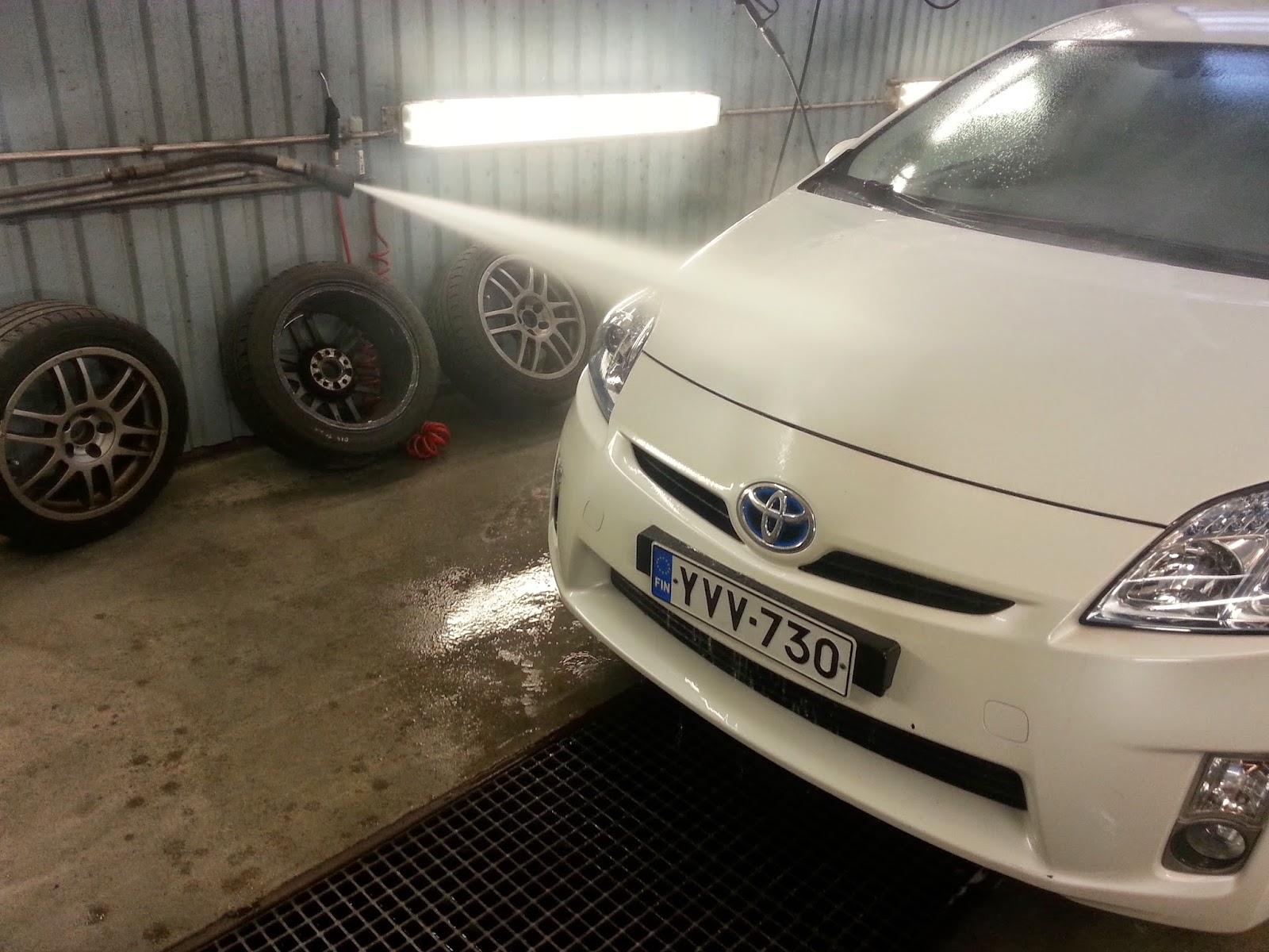 Autoalan hajotustyöt: AUTON PESU JA VAHAUS!