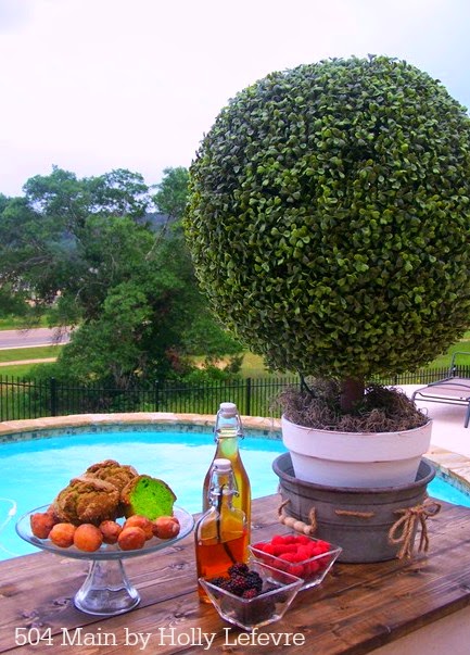 504 Main by Holly Lefevre: Outdoor Buffet Tablescape with Boxwood Topiaries
