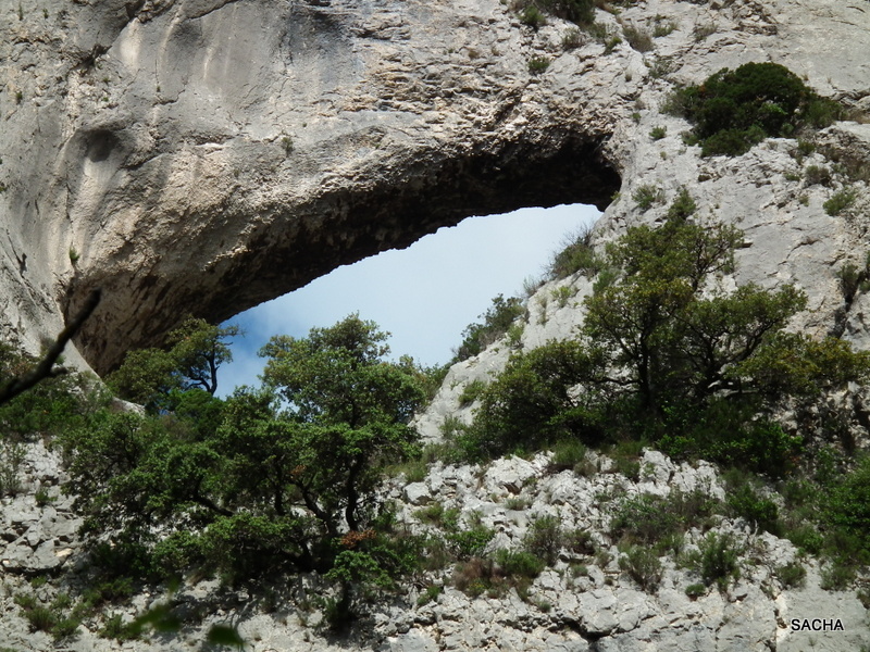 Un jour....Une photo !: Combe Vidauque : grotte tunnel , roche percée ...