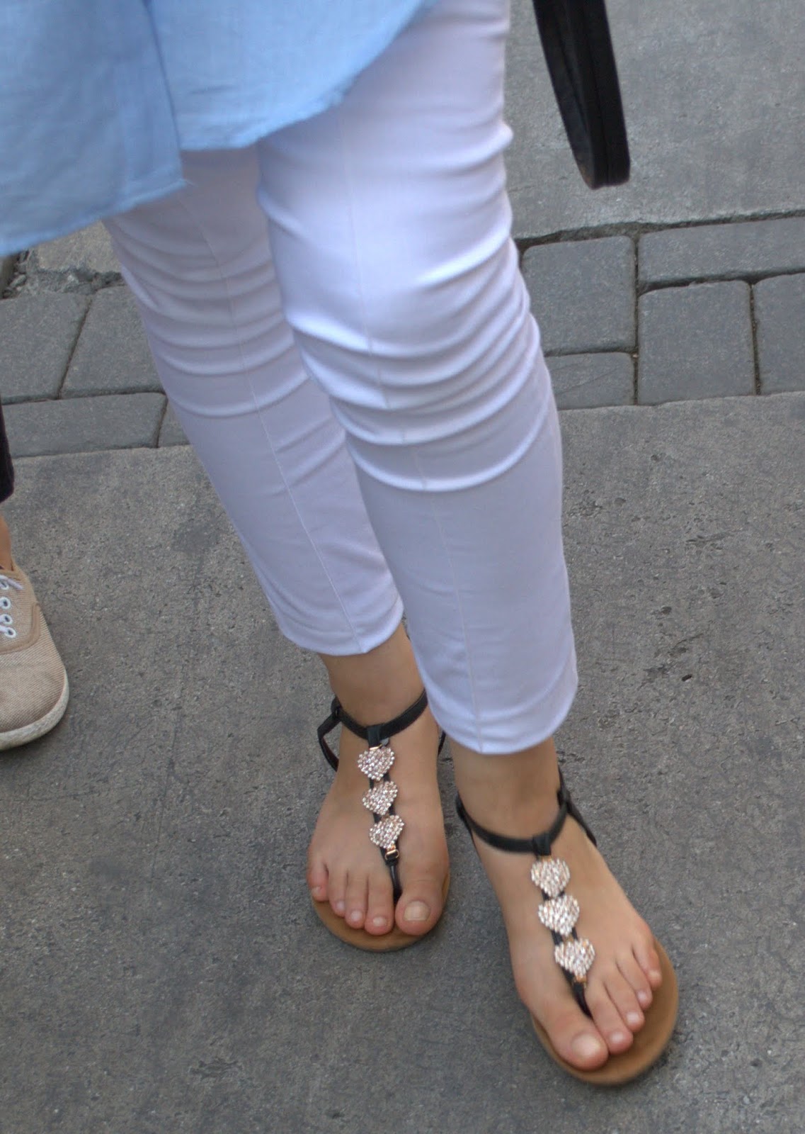 candid turkish girls feet: beautiful face turkish lady big natural toes ...