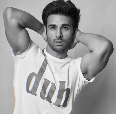 Shirtless Bollywood Men: Pulkit Samrat strips off with sexy selfies