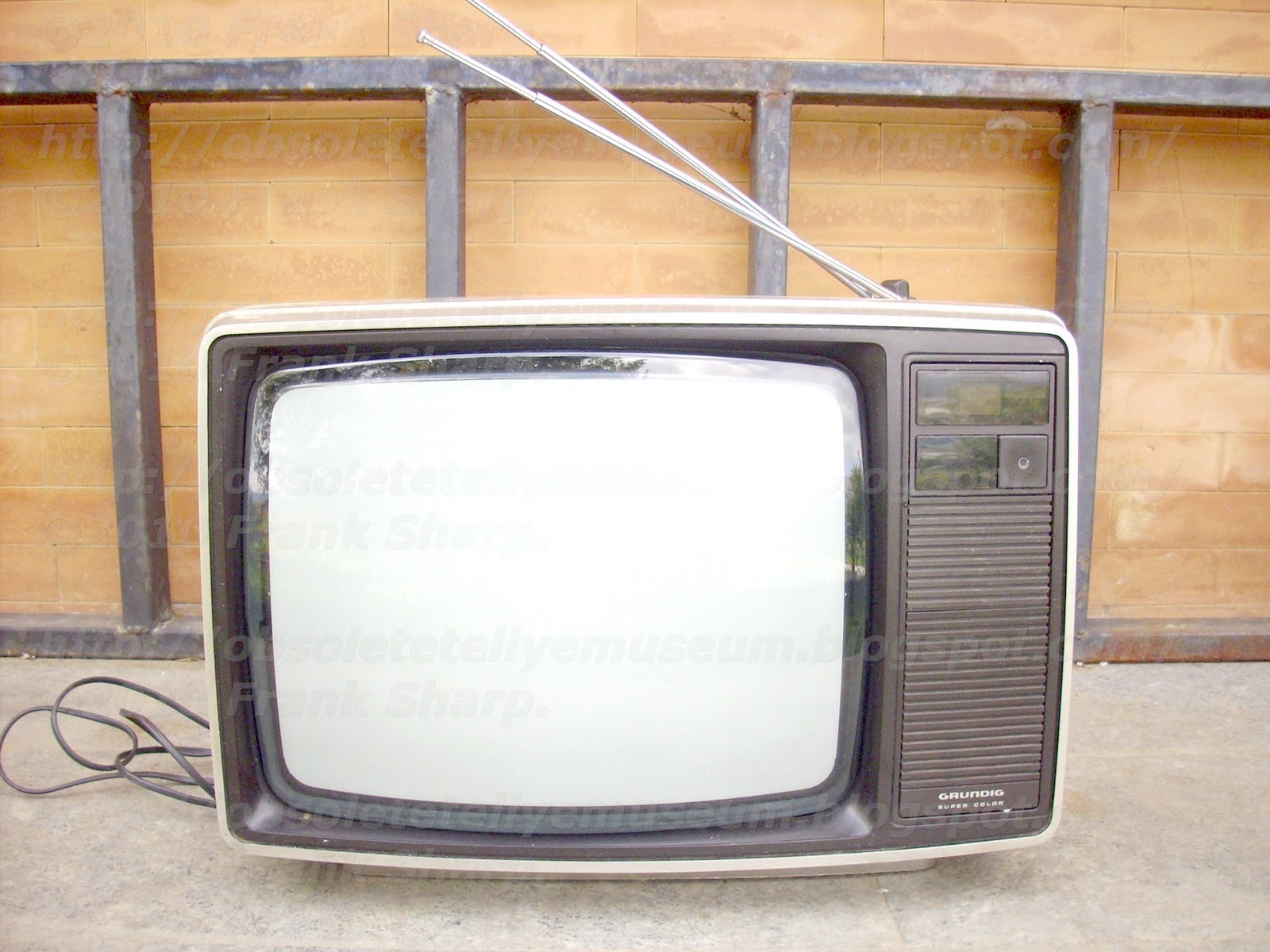 Obsolete Technology Tellye !: GRUNDIG SUPER COLOR A3405 SERIE F3016 ...