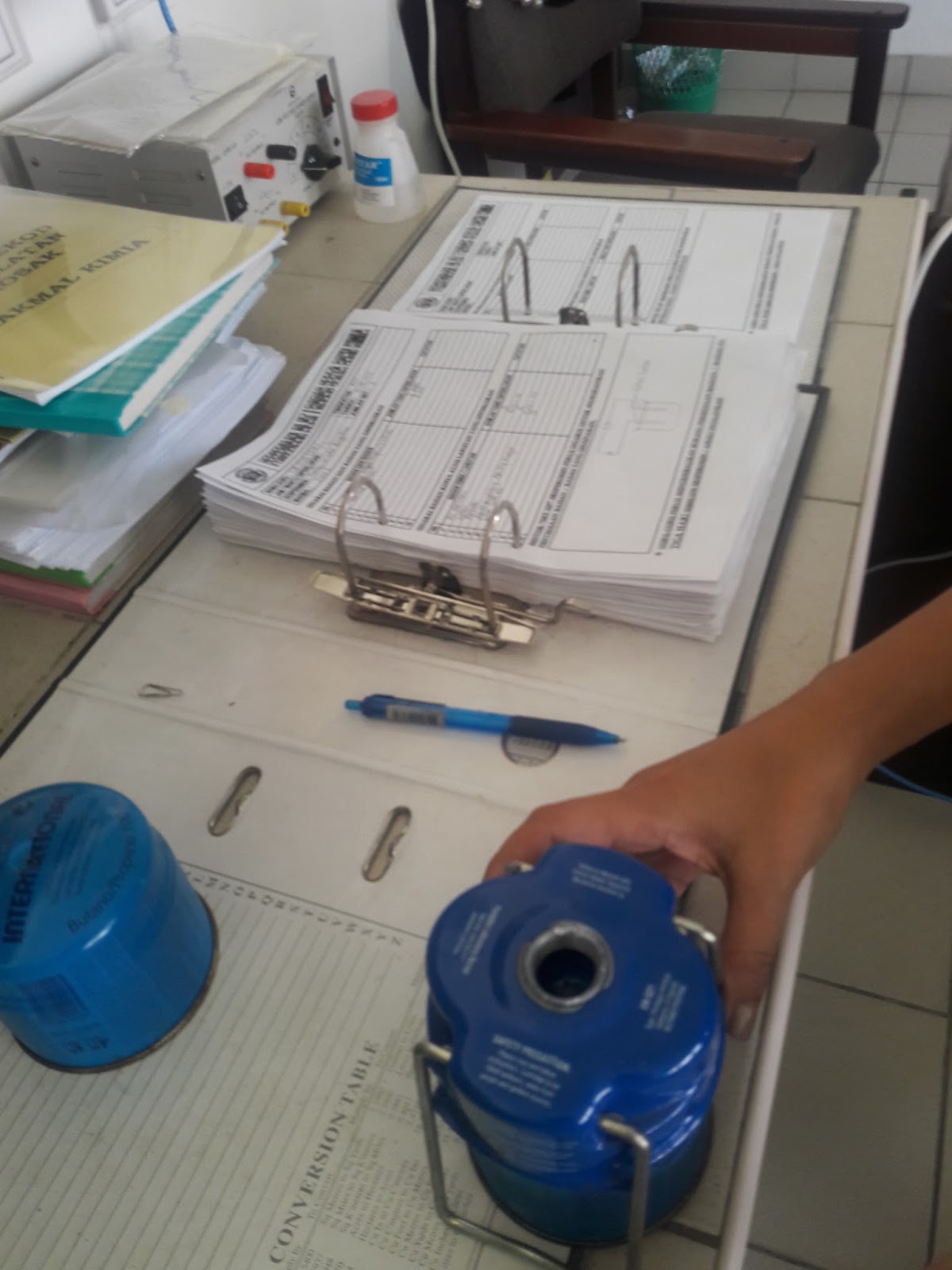 Yaya Hanani: Menukar tabung gas penunu bunsen...