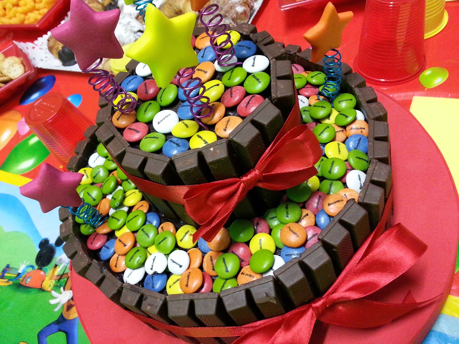 CHIQUI CAKES: Pastel Lacasitos y Kit-Kats