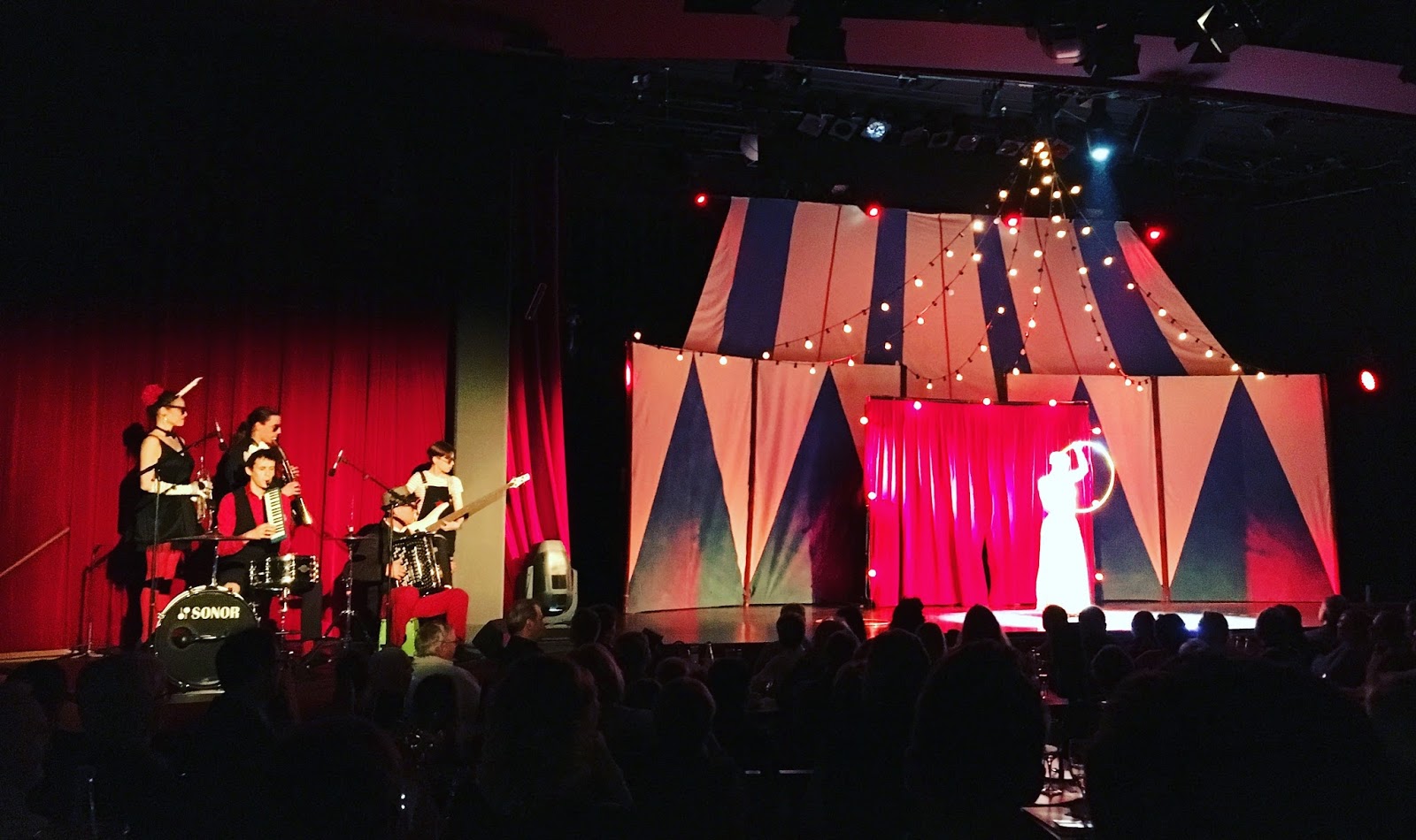 "La Luna" im Bonner GOP - eine nostalgisch-poetische Show ganz im Stil ...