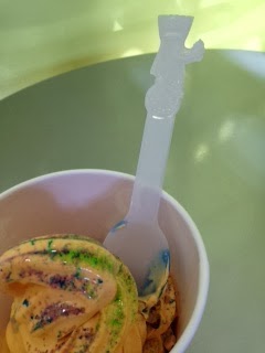 Fro-Yo Girl Speaks: Menchie’s Color Changing Spoons, I Need More Spoons