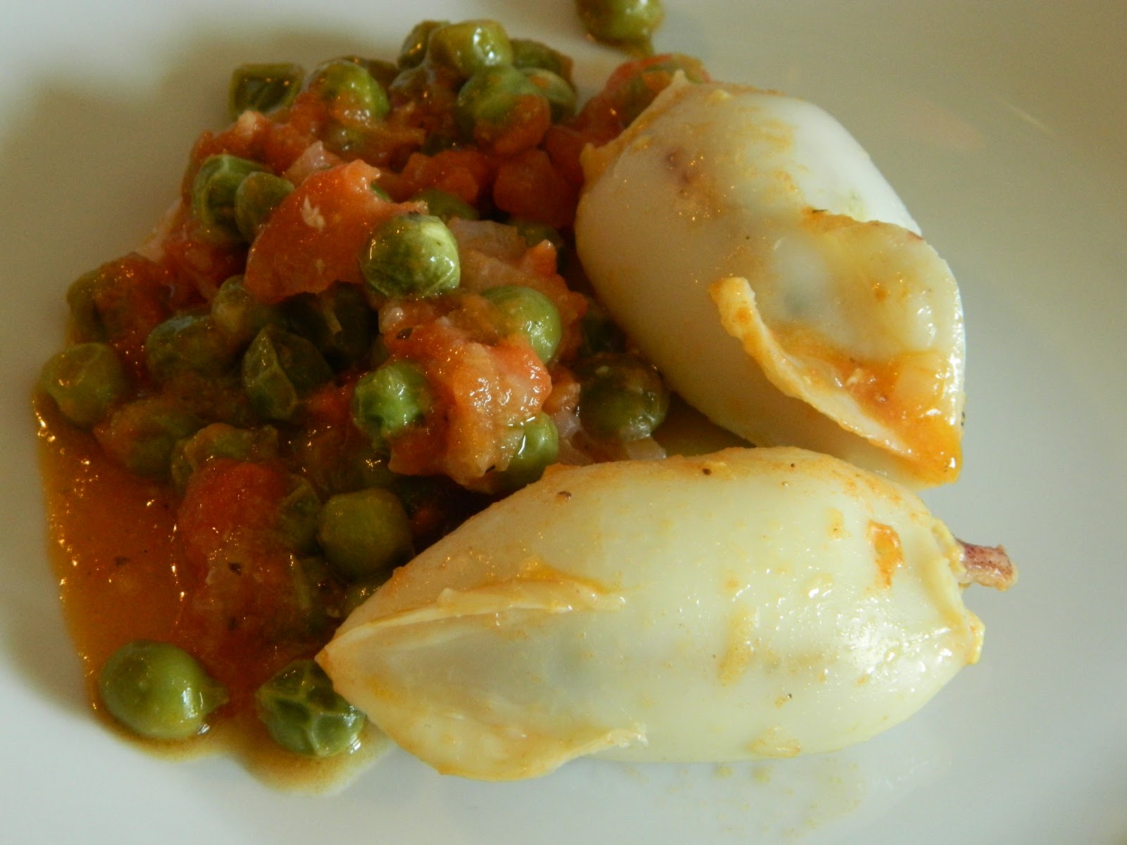 Calamaretti ripieni con contorno di piselli al pomodoro