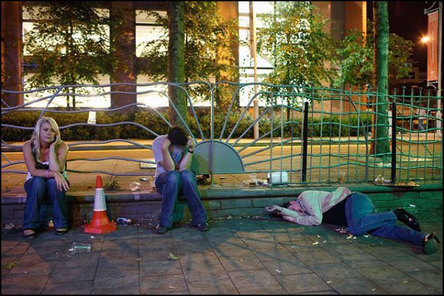 Hilarious Pictures of People Completely Wasted in Parties - Ye Kya ...