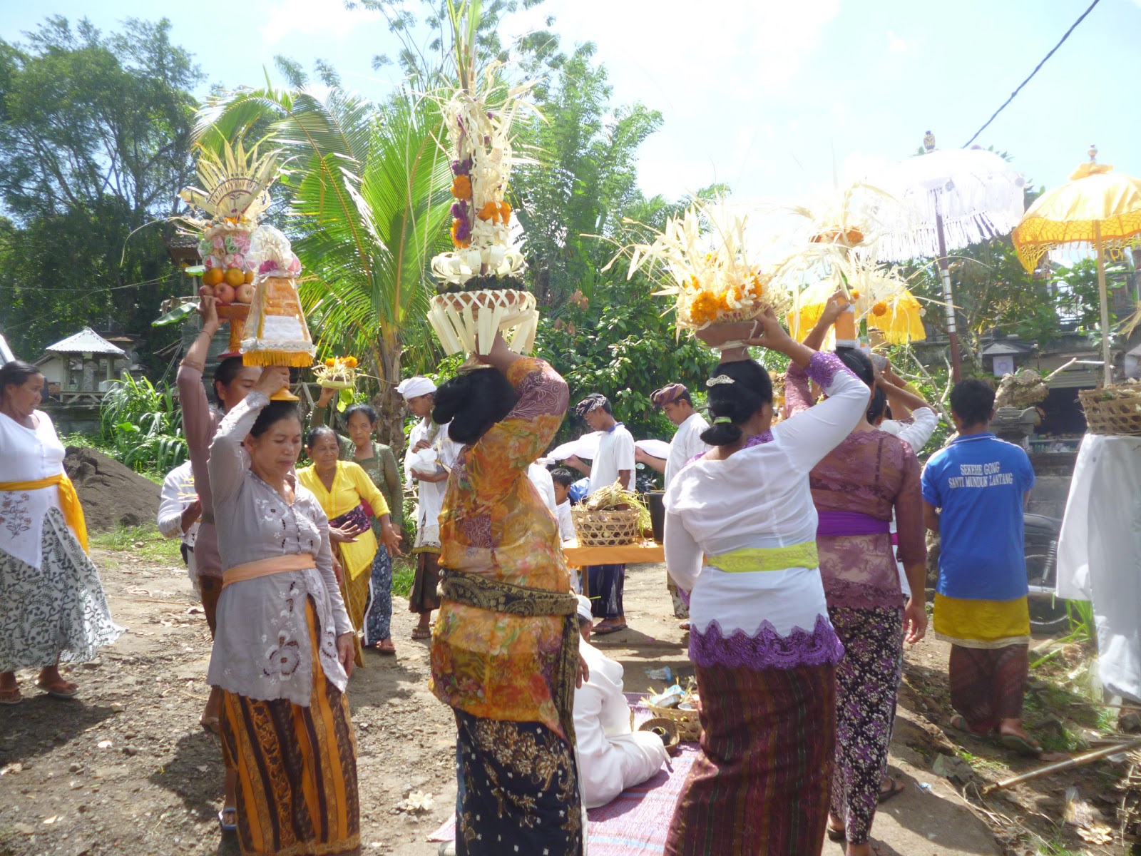 santidiwyarthi: Mecaru me Rsi Ghana, Ngiring Ida Ratu Peranda, Anggara ...